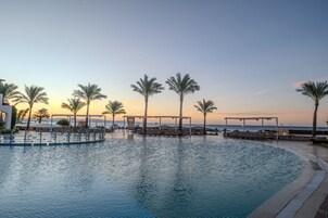 Piscina exterior, guarda-sóis 