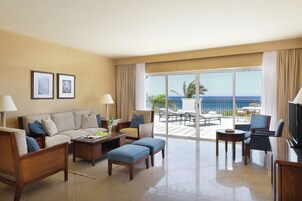 Suite Royal, 1 cama queen-size, vista para o mar | Sala de estar | Televisor LCD de 32 polegadas com canais via satélite, televisor