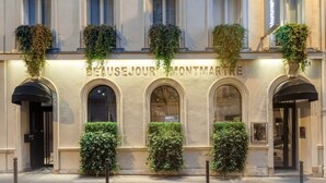Um edifício com uma placa que diz 'BEAUSEJOUR MONTMARTRE'.