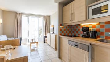 Casa, 1 quarto, terraço | Cozinha americana privada | Geladeira, micro-ondas, cooktop, lava-louças