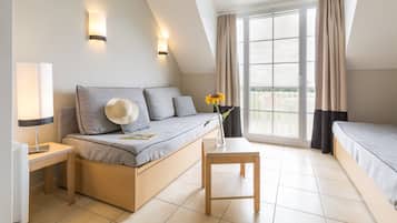Apartamento, 1 quarto, sacada | Área de estar | TV de tela plana, mesa de pingue-pongue, livros