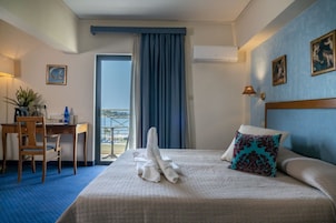 Sea View Junior Suite | Frigobar, escrivaninha, cortinas blackout, ferros/tábuas de passar roupa