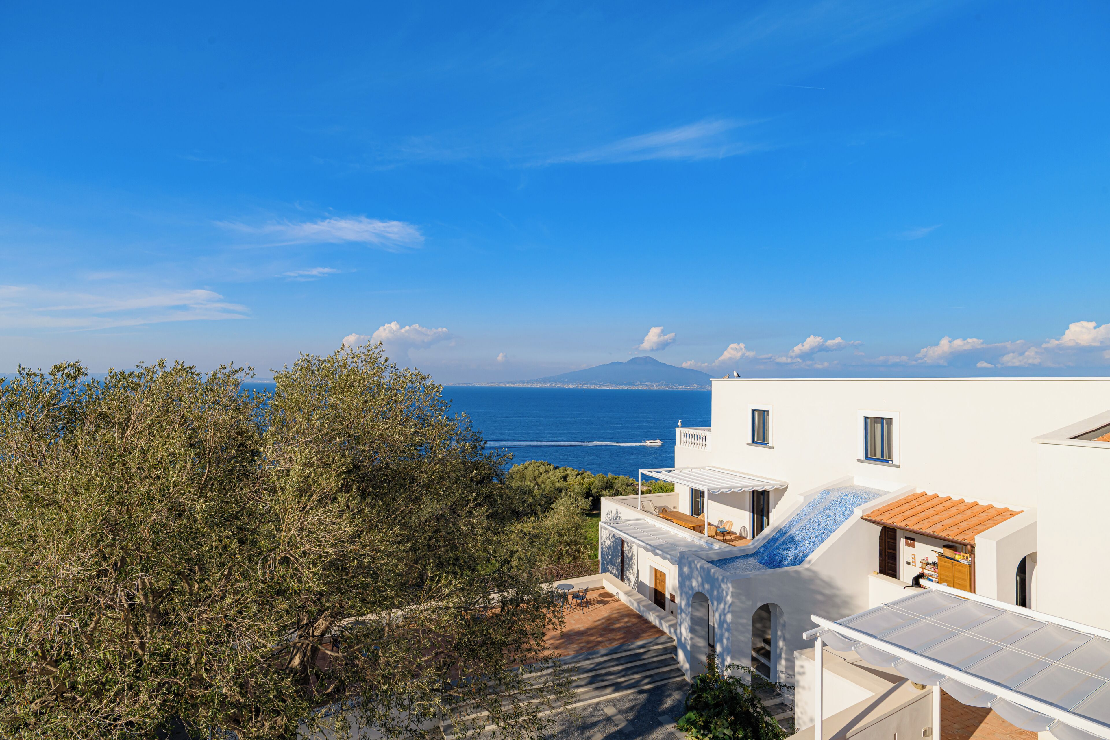 Edredões de penas, minibar, cofre no quarto, secretária 