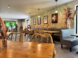 Almoços e jantares servidos, incluindo cozinha francesa