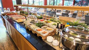Café da manhã com buffet todos os dias (EUR 16 por pessoa)