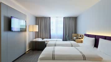 Quarto Triplo Standard | Roupa hipoalergénica, cofre com capacidade para portátil, secretária