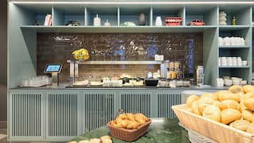 Pequeno-almoço tipo buffet diário (17.90 EUR por pessoa)