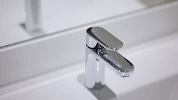 Um polibã, artigos de higiene pessoal grátis, um secador de cabelo