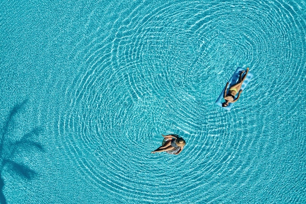 Piscina externa, guarda-sóis, espreguiçadeiras