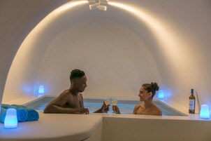 Villa (La Traviata) Indoor & Outdoor Jetted Tub Caldera View | Banheira de hidromassagem