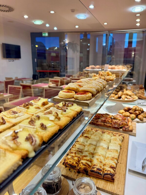 Pequeno-almoço tipo buffet diário (9 EUR por pessoa)