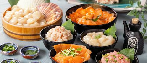 Pequeno-almoço tipo buffet diário (3080 JPY por pessoa)