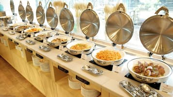 Pequenos-almoços e jantares servidos, incluindo cozinha local