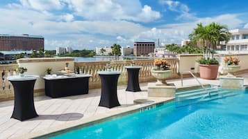 Piscina exterior, espreguiçadeiras