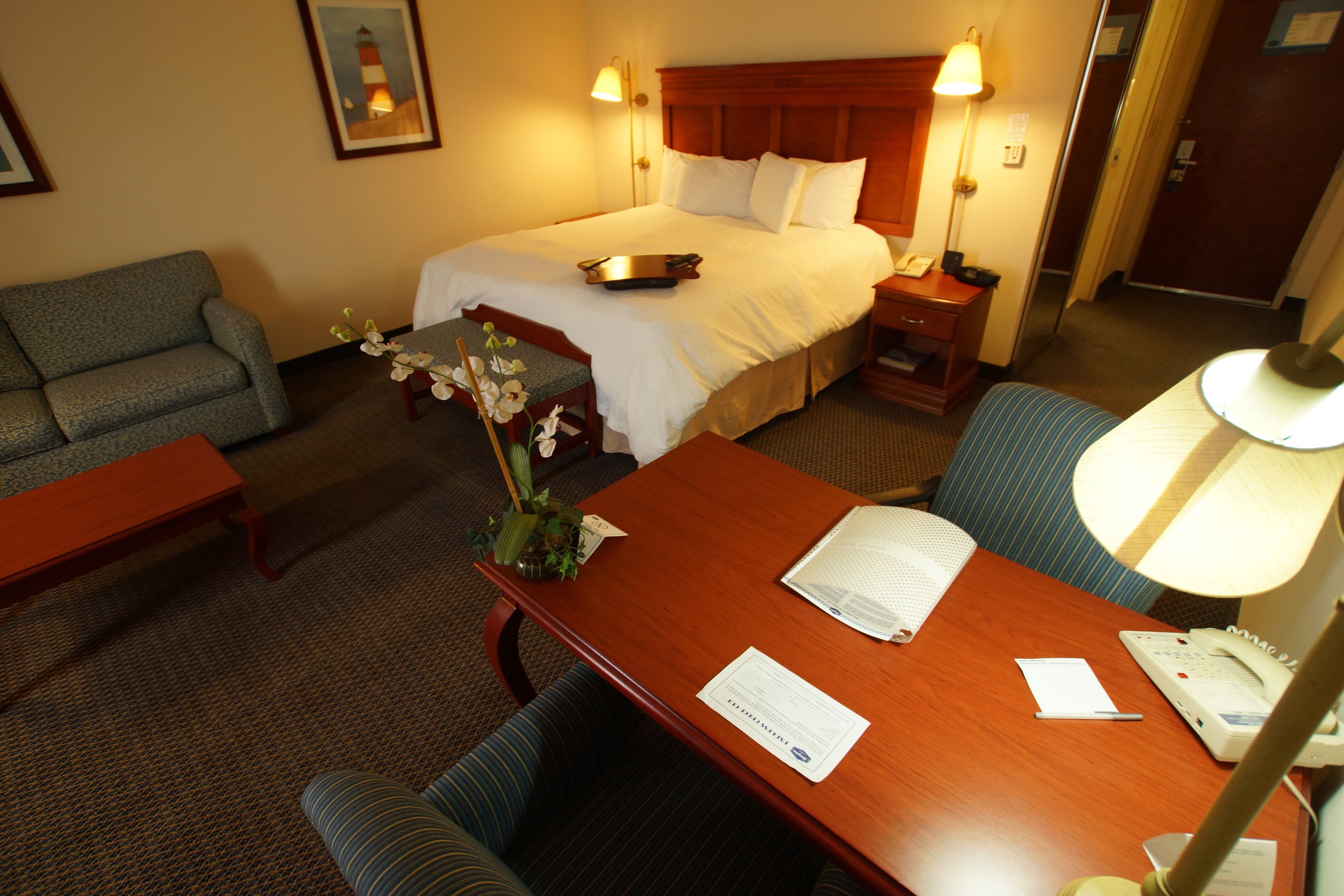 Escrivaninha, cortinas blackout, quartos à prova de som