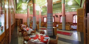 2 restaurantes: opção de café da manhã, almoço e jantar