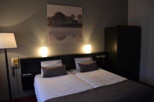Quarto Duplo ou Twin Standard | Cofre no quarto, secretária 