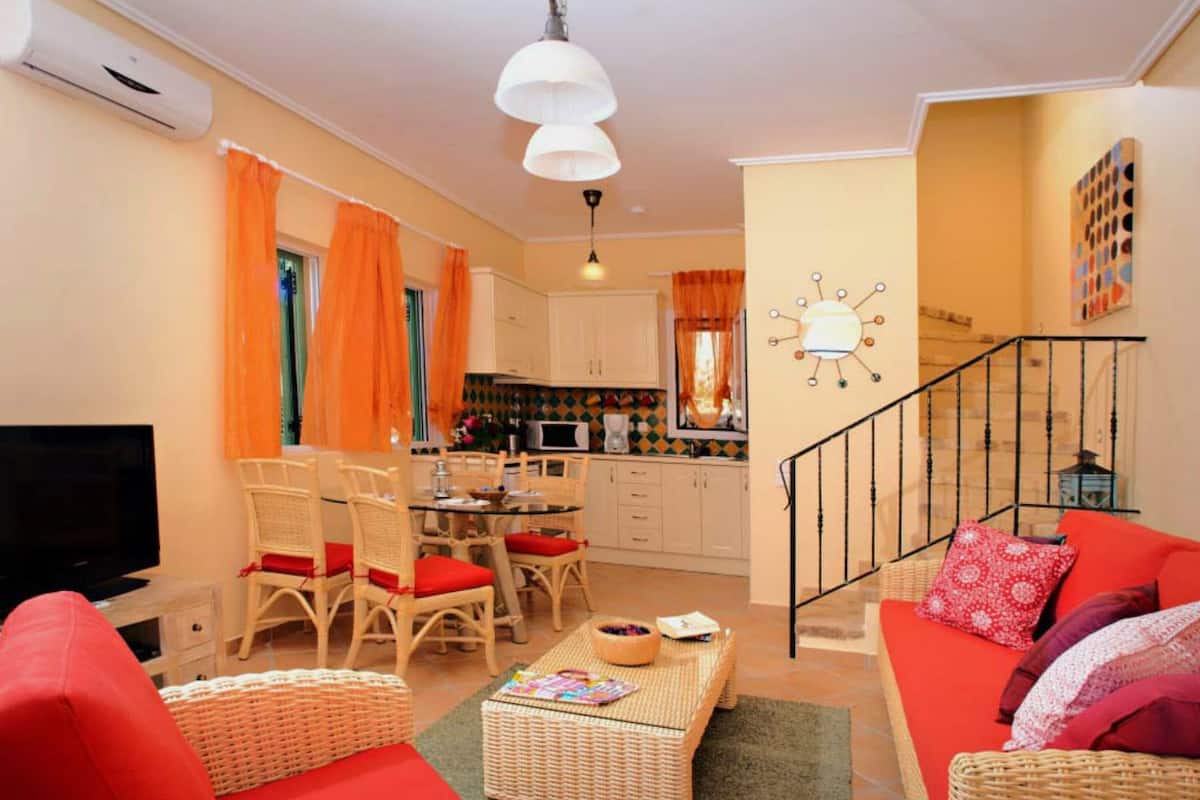 Apartamento, 1 quarto (split level) | Sala de estar | TV
