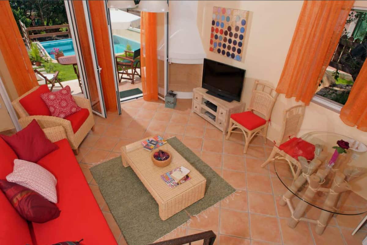 Apartamento, 2 quartos, vista para o jardim | Sala de estar | TV