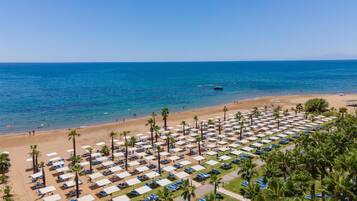 Na praia, toldos de praia gratuitos, espreguiçadeiras