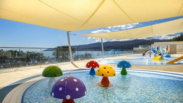 Piscina externa sazonal, guarda-sóis, espreguiçadeiras