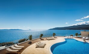 Piscina externa sazonal, guarda-sóis, espreguiçadeiras