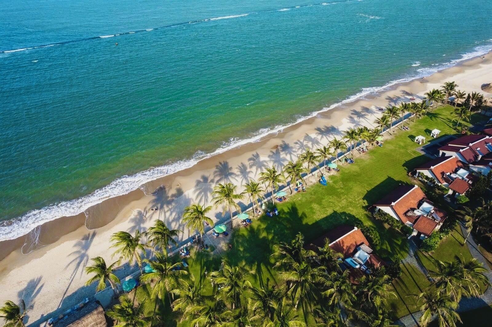 Uma praia privada, praia de areia branca, espreguiçadeiras 