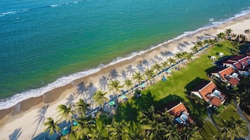 Uma praia privada, praia de areia branca, espreguiçadeiras