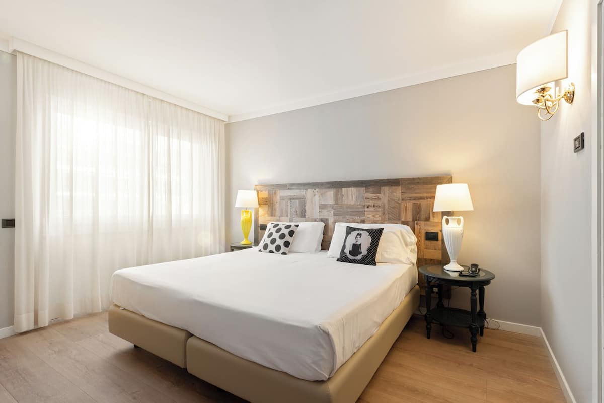 Minibar, cofre no quarto, secretária, quartos insonorizados