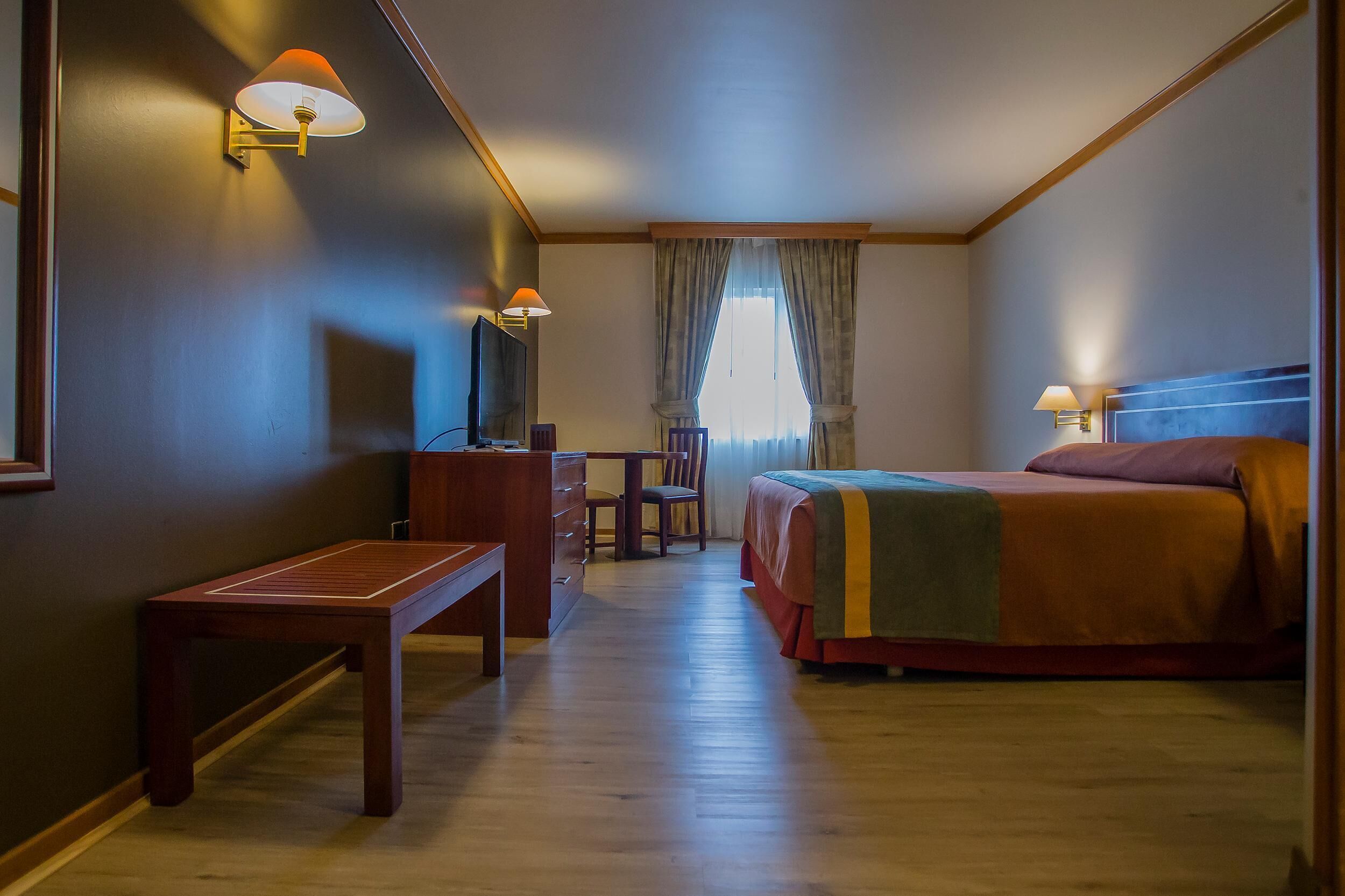 Minibar, cofre no quarto, secretária, quartos insonorizados 