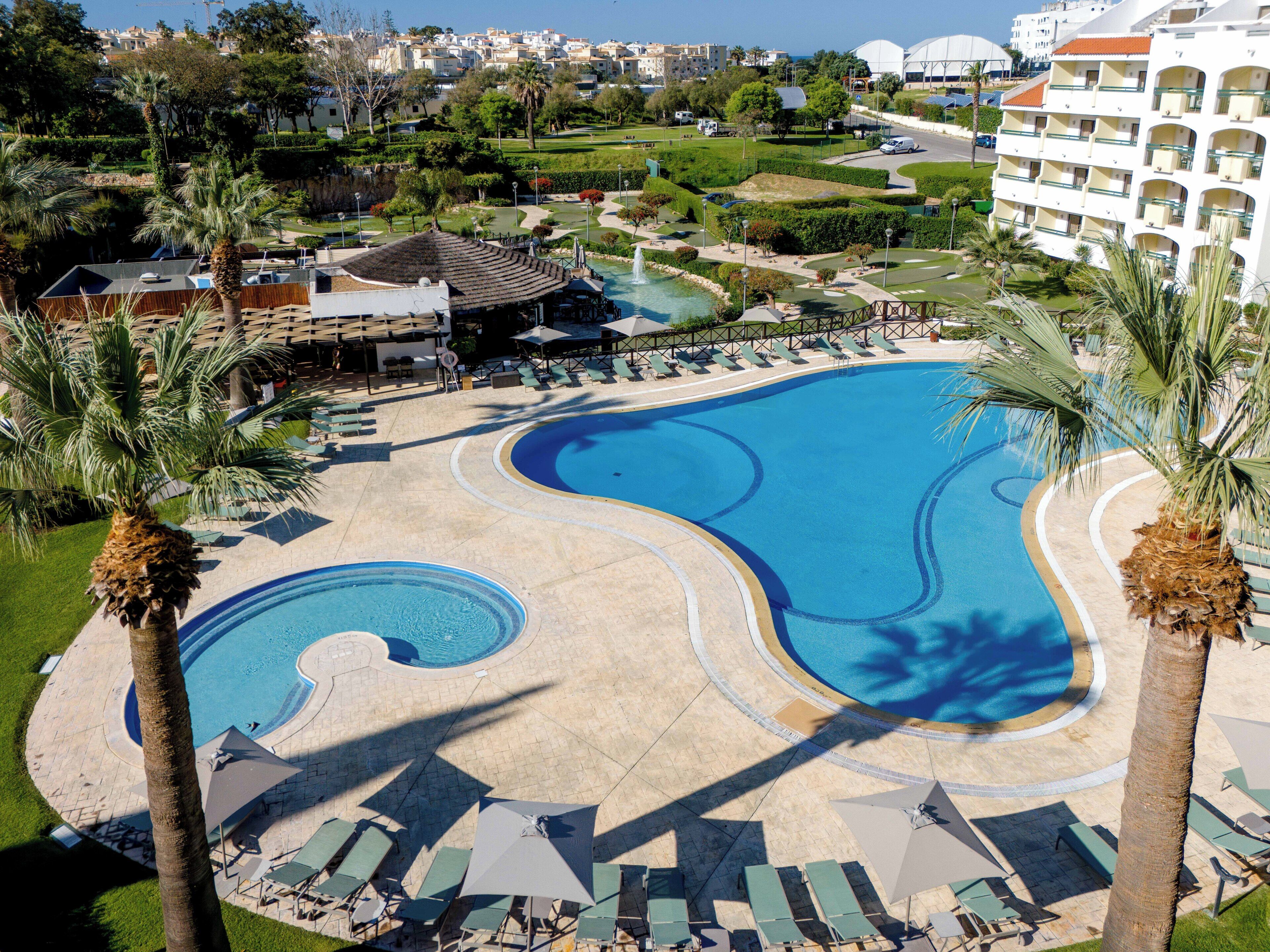 Piscina exterior, espreguiçadeiras 