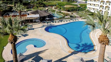 Piscina exterior, espreguiçadeiras