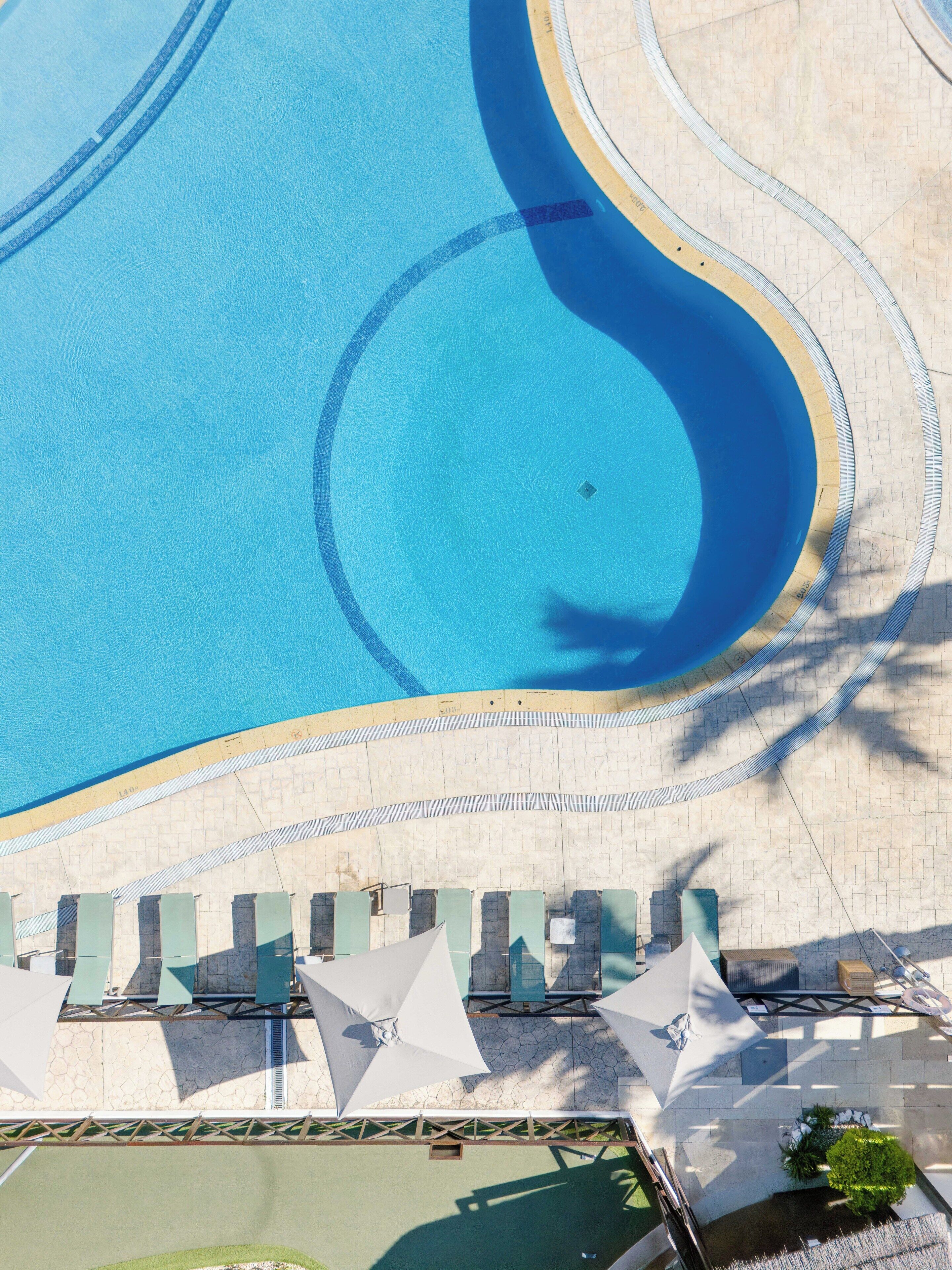 Piscina externa, espreguiçadeiras