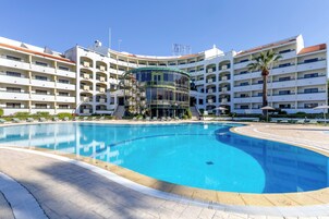 Piscina exterior, espreguiçadeiras 