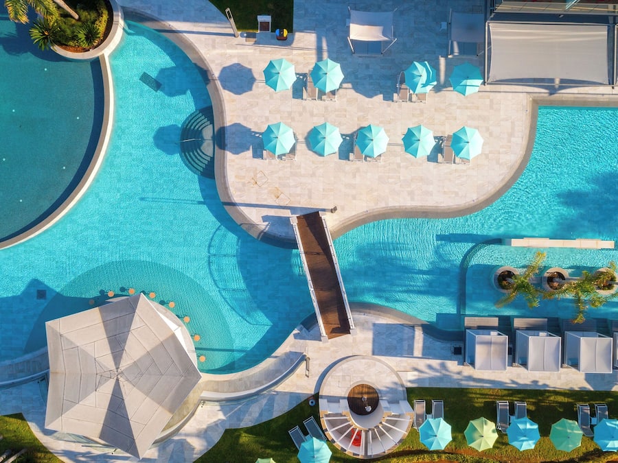 Piscina externa sazonal, funciona das 10h às 18h30, barracas