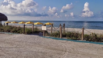 Uma praia privada, espreguiçadeiras, toalhas de praia, caiaque