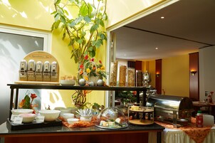 Café da manhã com buffet todos os dias (EUR 12 por pessoa) 