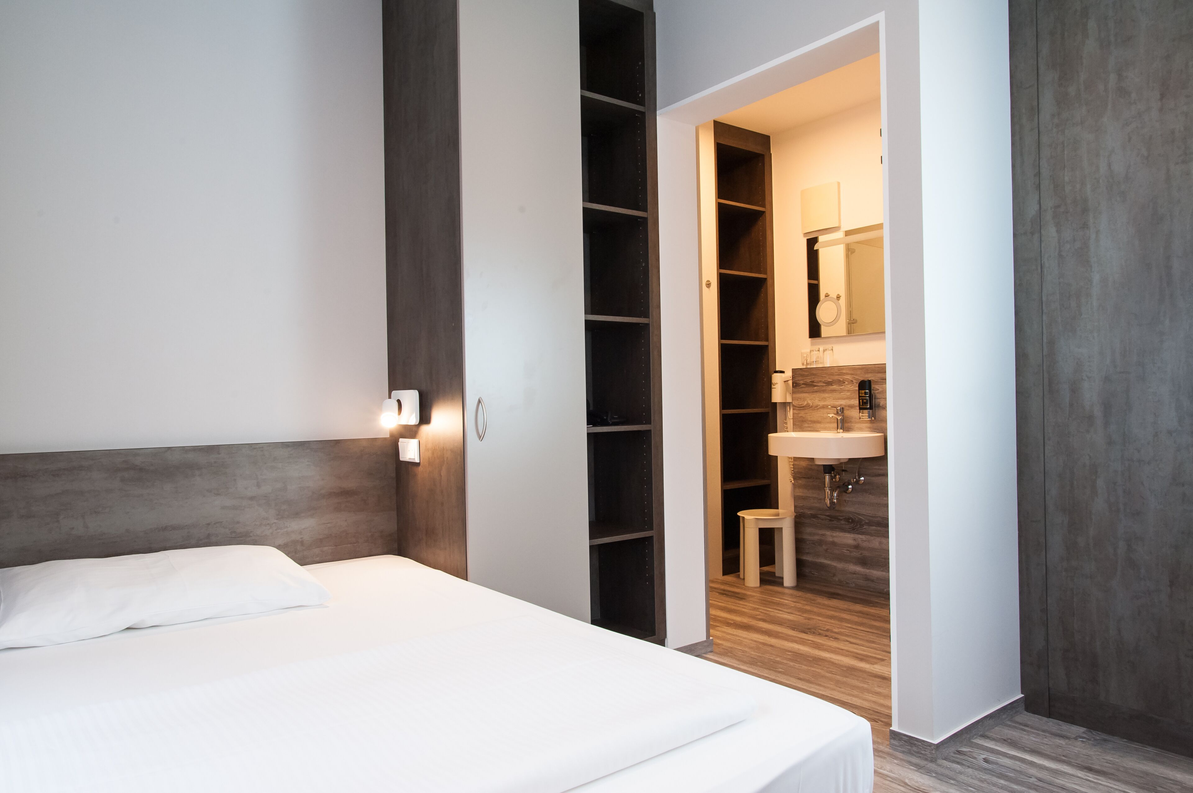 Quarto econômico | Escrivaninha, quartos à prova de som, berços (sobretaxa)