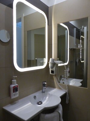 Quarto duplo | Pia do banheiro