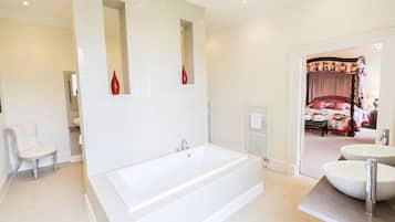 Suite Royal | Cofre no quarto, ferro/tábua de engomar