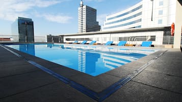 Piscina externa, funciona das 8h às 18h, guarda-sóis, espreguiçadeiras
