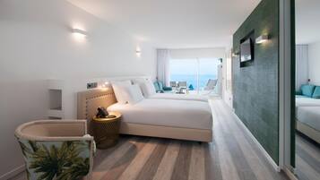 Frigobar, cofres nos quartos, cortinas blackout, quartos à prova de som