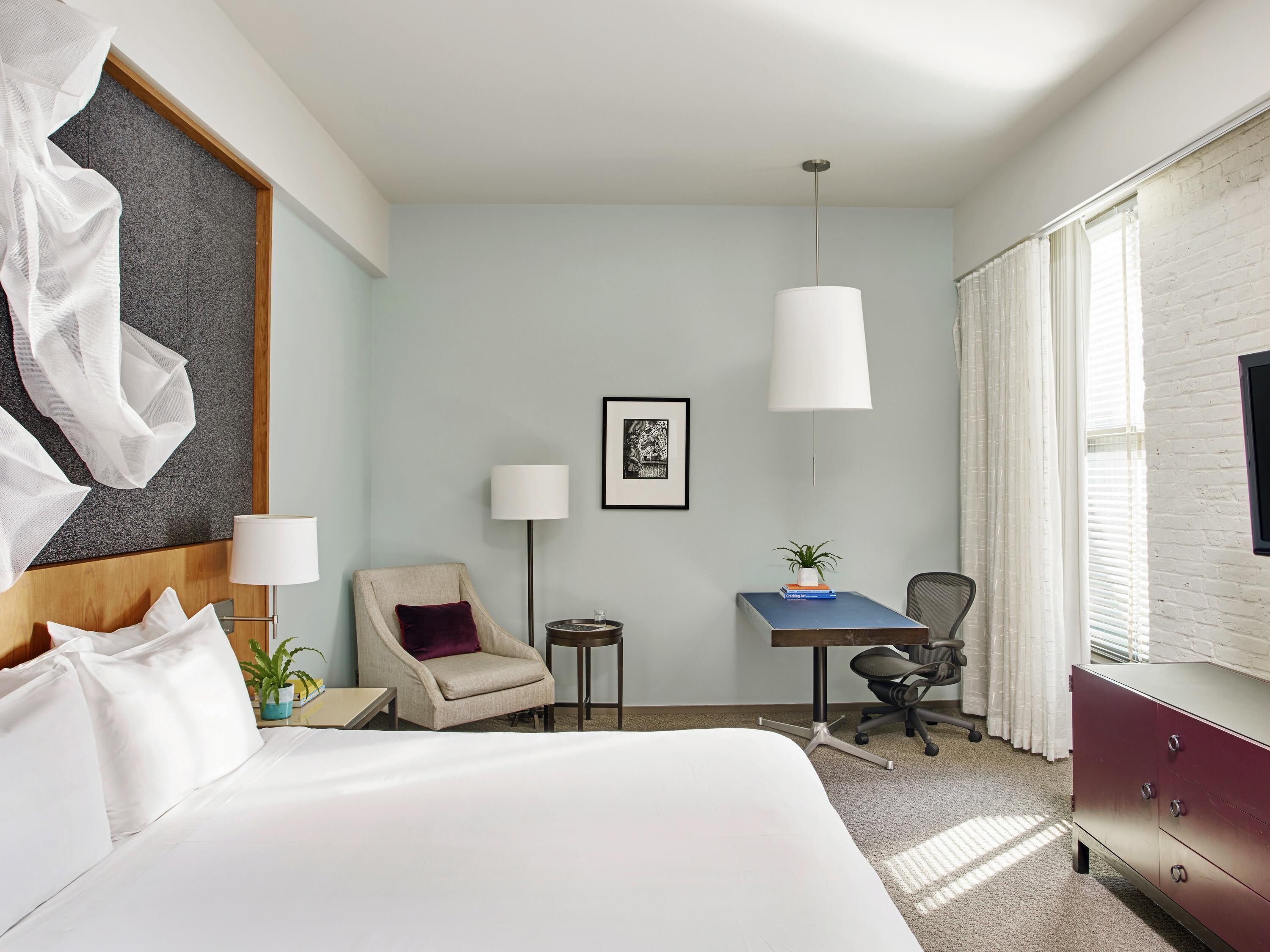 Quarto luxo, 1 cama King | Roupas de cama premium, edredons de pluma, frigobar, cofres nos quartos