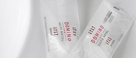 Duas sacos plásticos transparentes com texto, colocados sobre uma superfície branca.
