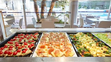Cozinha internacional, com vista para a piscina