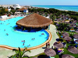 Piscina interior, piscina exterior, espreguiçadeiras 