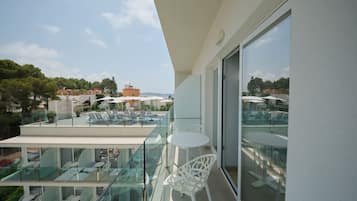 Quarto Duplo Superior, varanda, vista para a piscina | Terraço/pátio interior