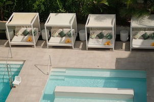 Piscina exterior, guarda-sóis, espreguiçadeiras