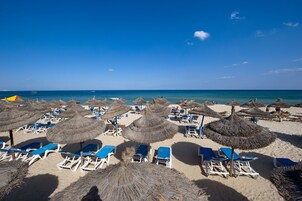 Uma praia privada nas proximidades, espreguiçadeiras 