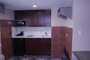 Room, 3 Double Beds, Non-Smoking, Kitchenette | Cozinha privada | Geladeira, micro-ondas